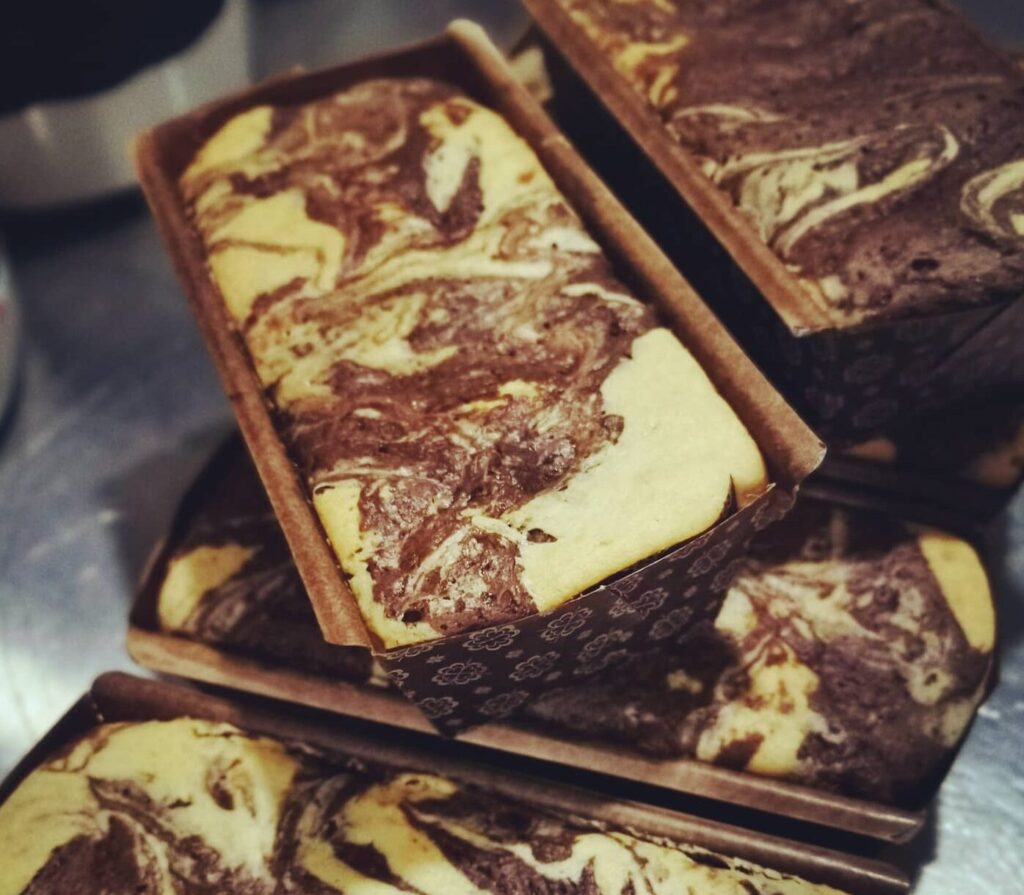 Receta de esponjoso postre tradicional boliviano Queque Marmoleado