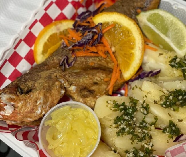 Receta Pescado Frito con Yuca y Mote del Amazonas - Recetas de Bolivia