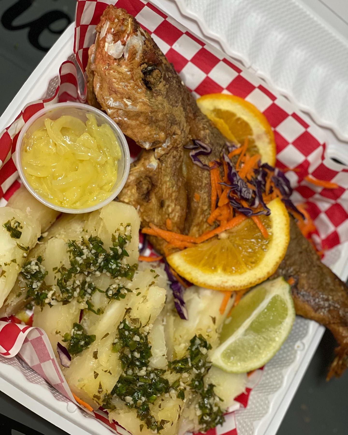 Receta Pescado Frito con Yuca y Mote del Amazonas - Recetas de Bolivia